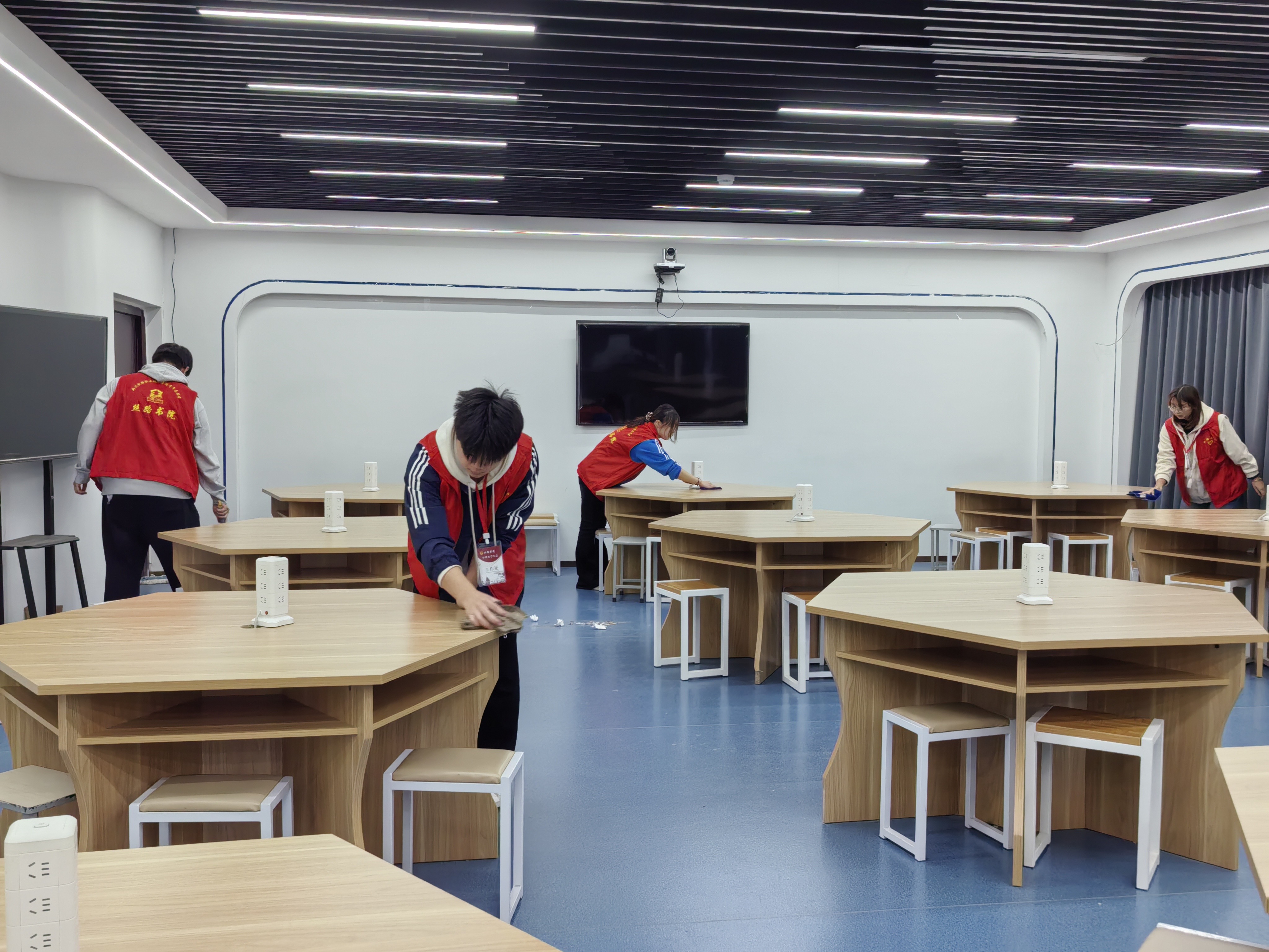 丝路书院“洁润实训室，筑梦科创行”志愿服务活动顺利开展