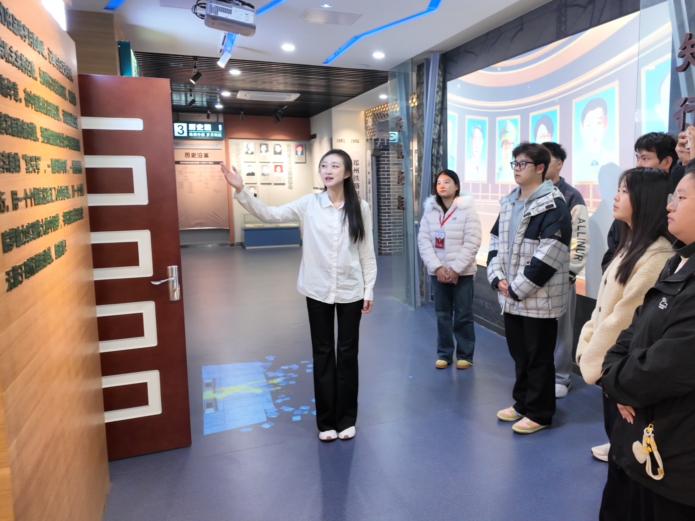 丝路书院组织2025级新生参观校史馆