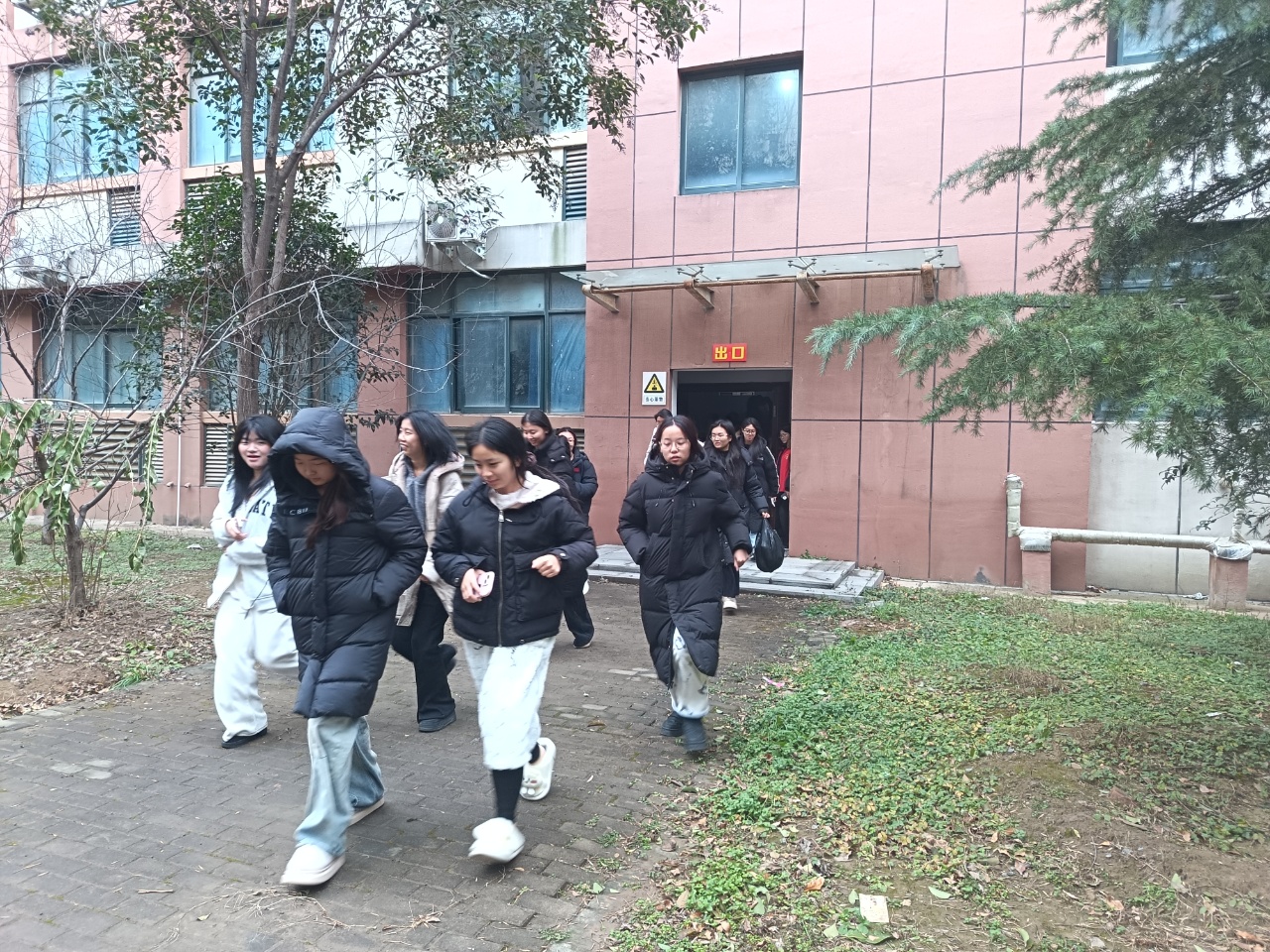 消防安全强把关，疏散演练护平安——天使书院开展12月份消防应急实战演练