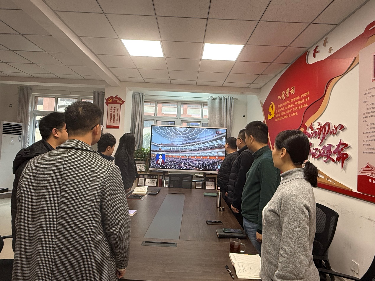 陇海书院组织师生收看2025年“两会”盛况